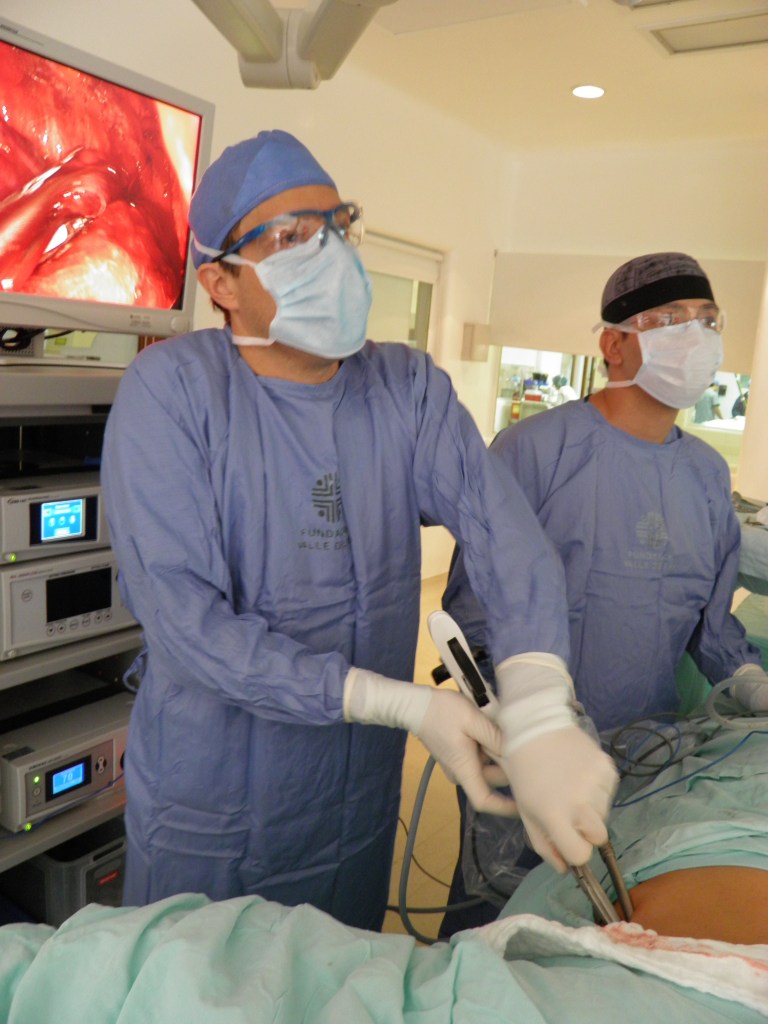 In the operating room with Dr. Mauricio Velaquez: Single port ...